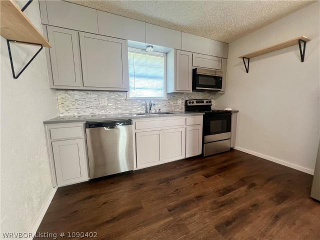 1704 Lakeview Lane