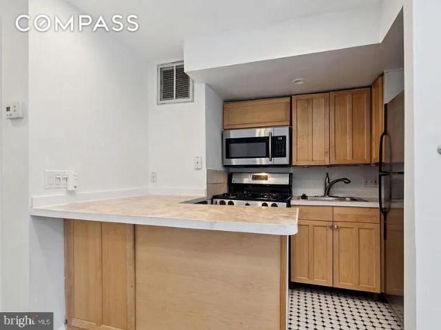 1704 V St NW B, Washington, DC