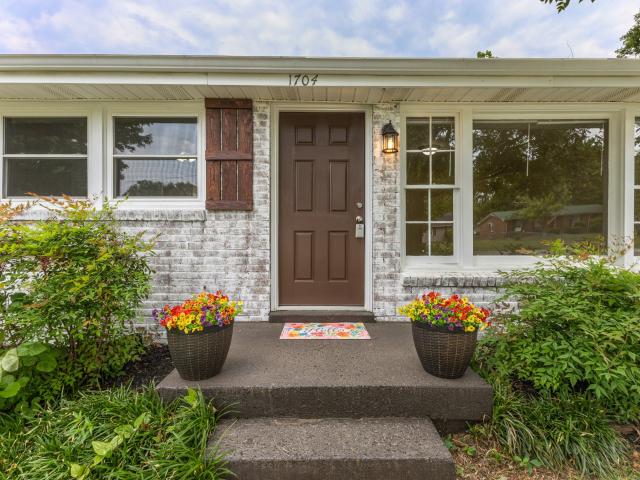 1704 Woodside Dr