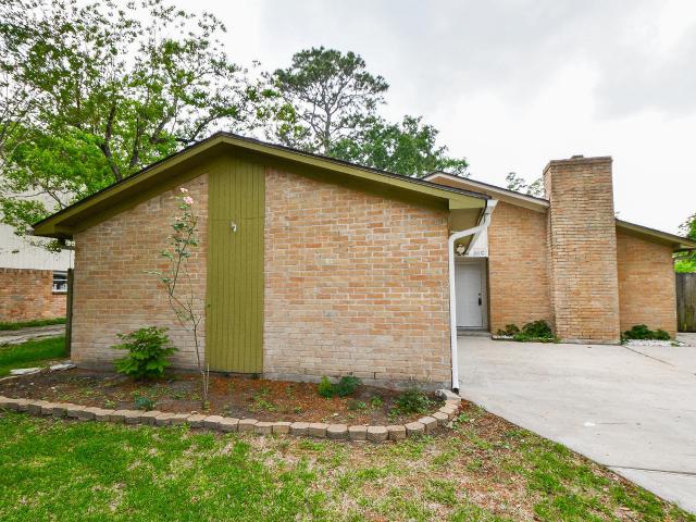 17058 Gleneagle Drive S