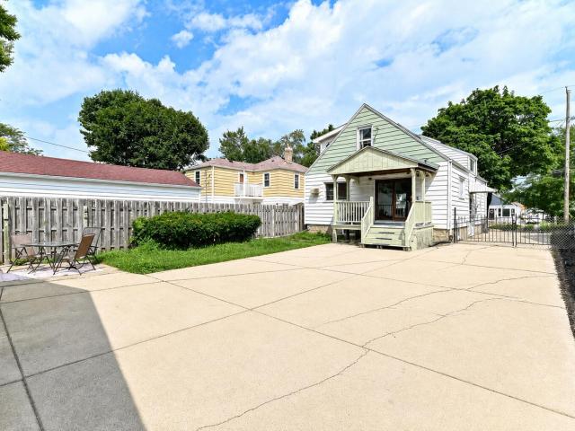 1705 E Eden Pl