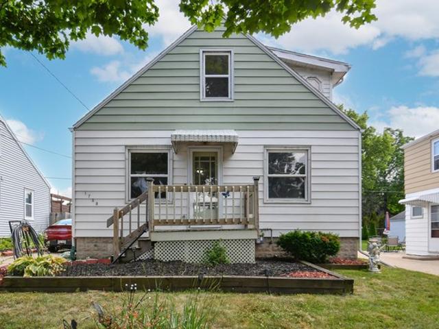 1705 E Eden Pl, Saint Francis, WI 53235