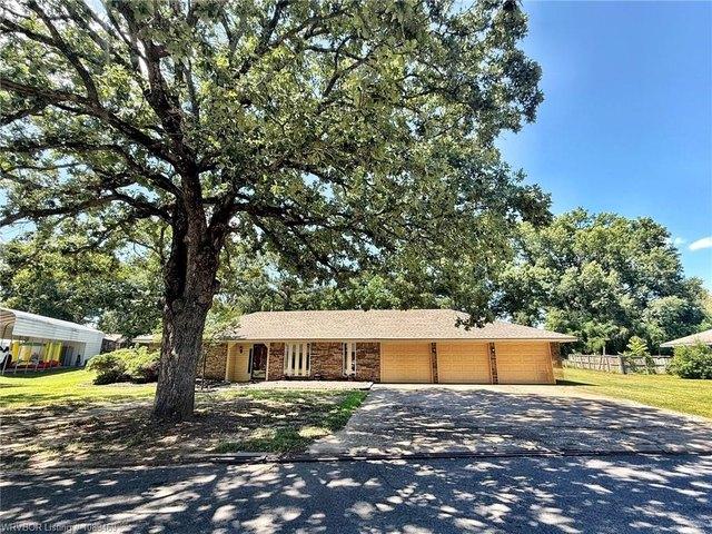 1705 E Edmondson Dr, Sallisaw, OK 74955