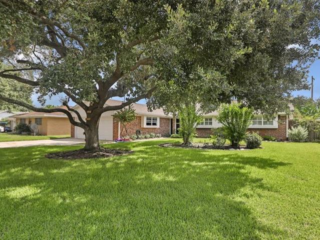 1705 Hartt St, Baytown, TX 77520