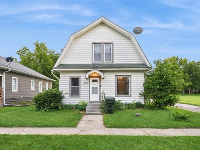 1705 Iowa St, Perry, IA 50220