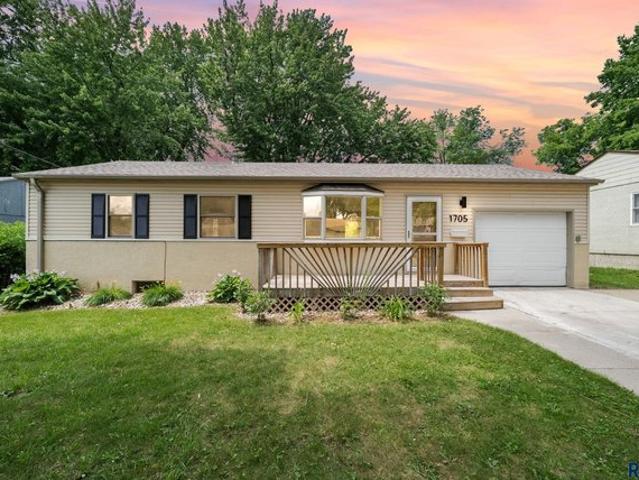 1705 S Point Dr, Sioux Falls, SD 57103