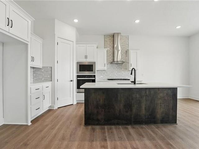 1706 NW 105th St, Kansas City, MO 64155