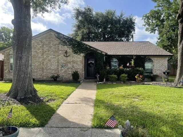 1706 San Sebastian Ln, Nassau Bay, TX 77058