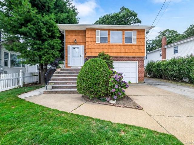 1706 Washington Dr, Merrick, NY 11566