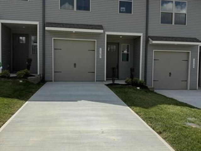 1707 Bennett Village Dr, Maryville, TN 37804