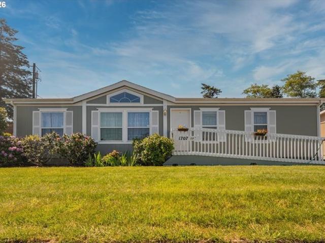 1707 13th St, North Bend, OR 97459