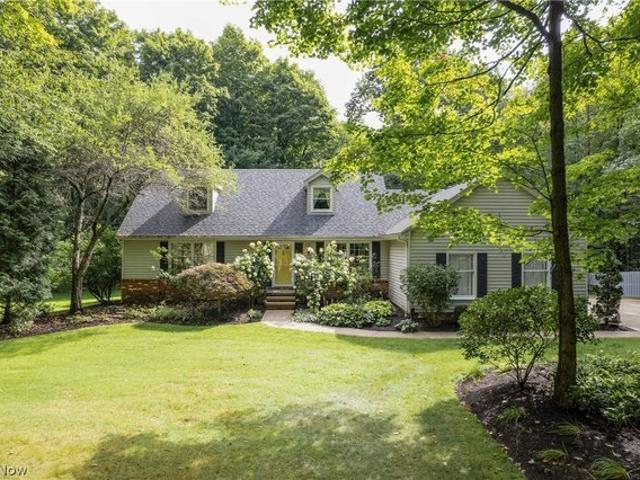17099 Creighton Dr, Chagrin Falls, OH 44023