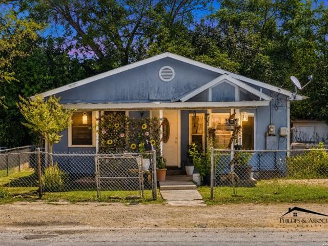 1709 Avenue E, Hondo, TX 78861