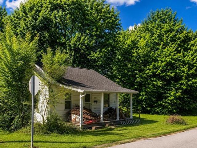 1709 E Sycamore St, Petersburg, IN 47567
