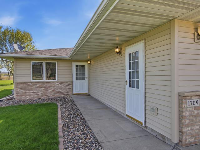 1709 Hiawatha Drive E