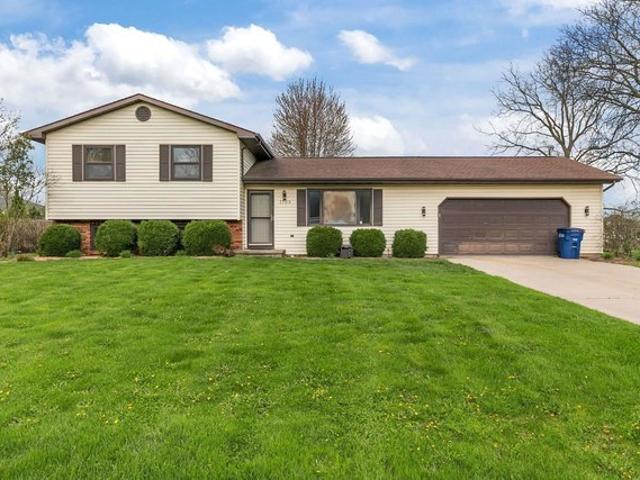 1709 Lake Breeze Rd, Oshkosh, WI 54904