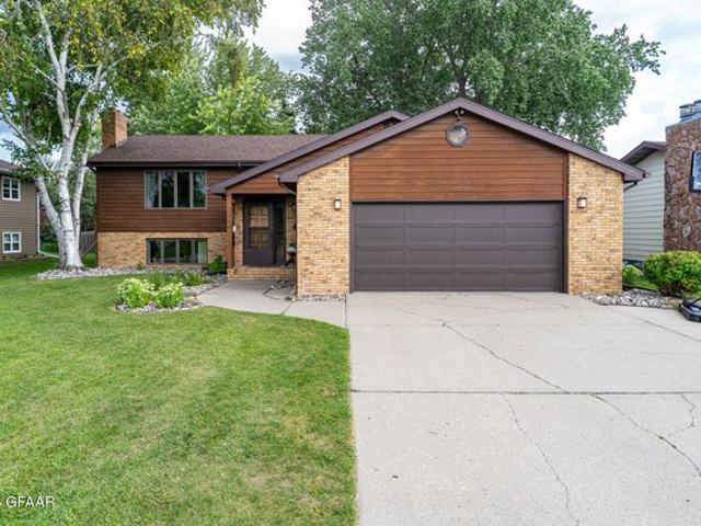 1709 S 35th St, Grand Forks, ND 58201
