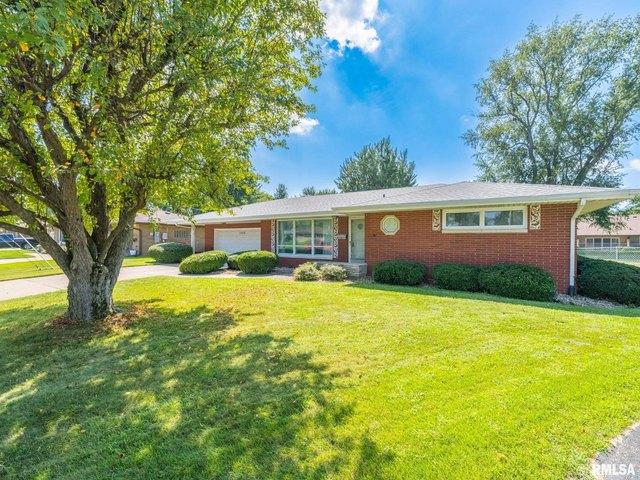 1709 Saint Clair Dr, Pekin, IL 61554