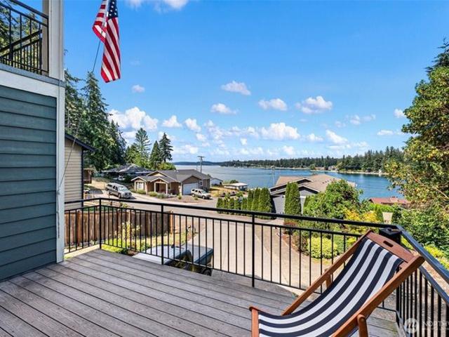 1709 Shorewood Dr, Bremerton, WA 98312