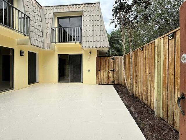 1700 Embassy Dr Apt 402, West Palm Beach, FL 33401