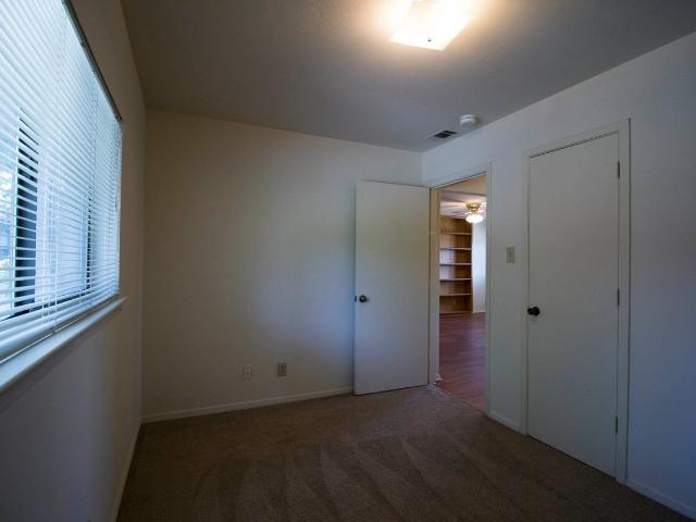 1700 2 Bedroom Apartment for Rent at 1700 W Hickory St, Denton, TX 76201