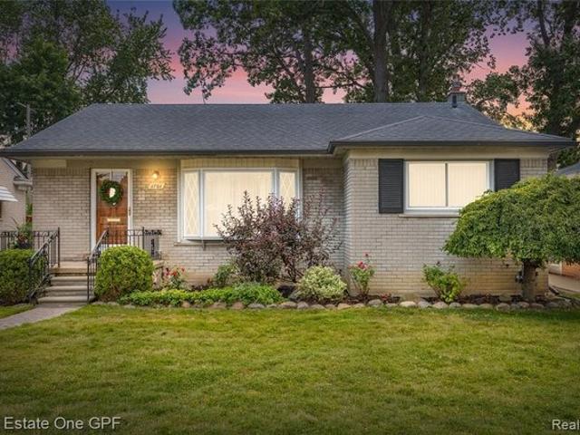 1701 Aline Dr, Grosse Pointe Woods, MI 48236