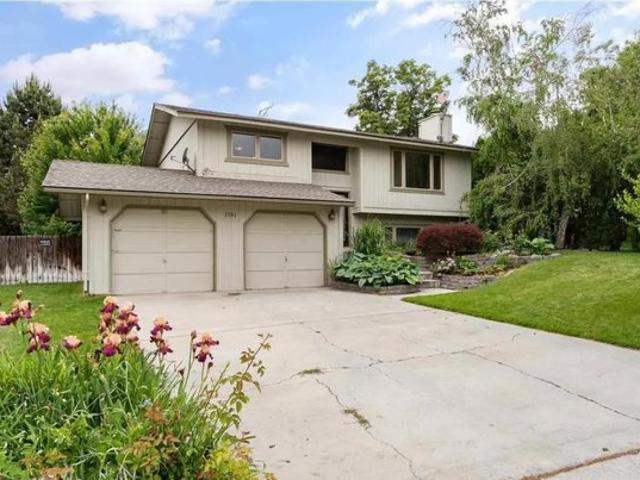 1701 Goldfinch Ct, West Richland, WA 99353