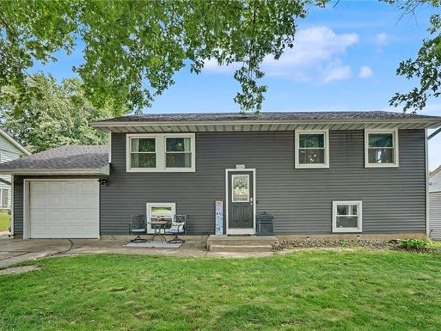 1701 Springdale Dr, Clinton, IA 52732