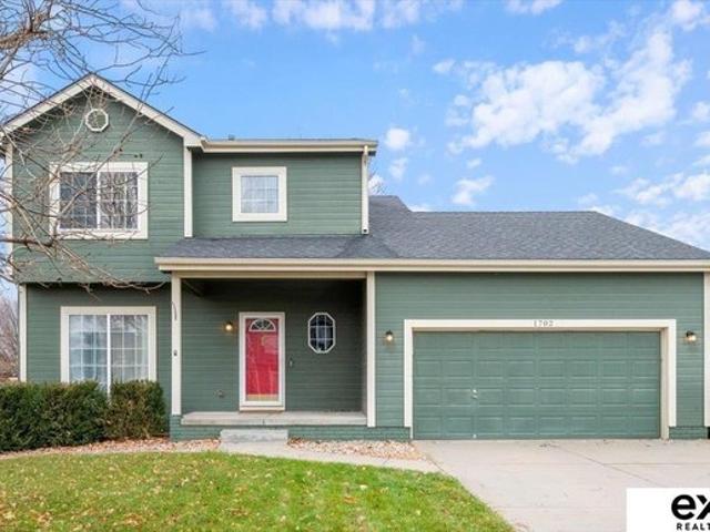 1702 Kelsey St, Papillion, NE 68046