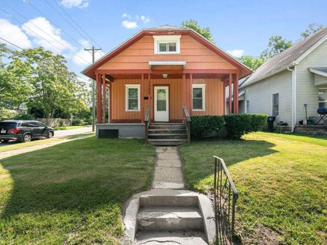 1702 S Taylor St, South Bend, IN 46613