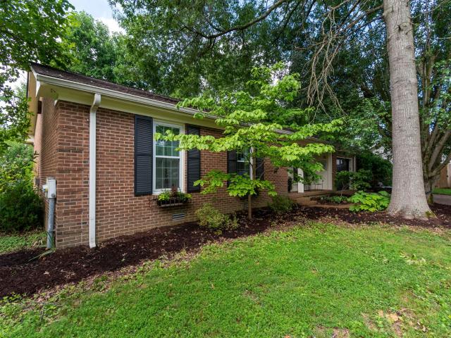 1702 Twin Oaks Ct