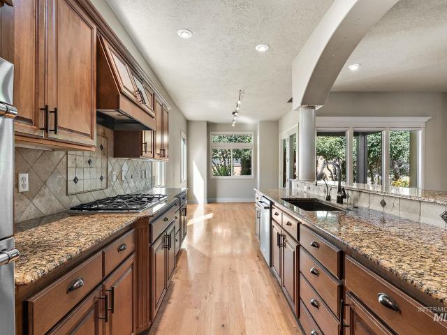1703 W Par Ct