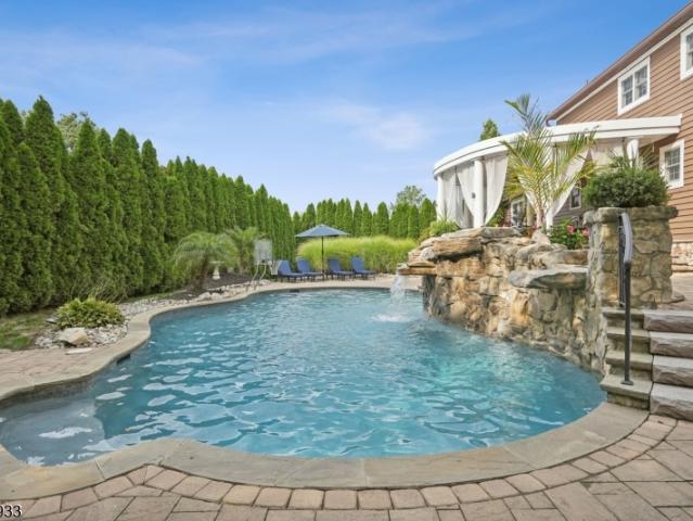 170 Killarney Dr