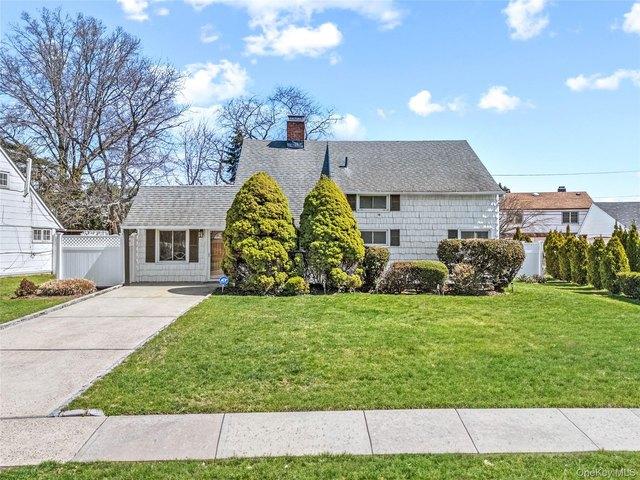 170 Scooter Ln, Hicksville, NY 11801
