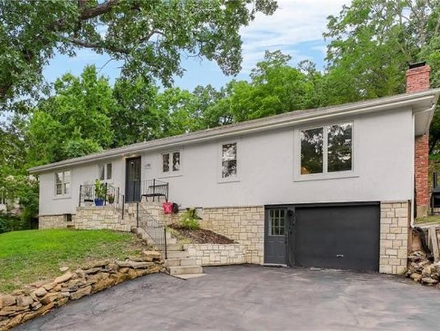 170 W Terrace Trail St, Lake Quivira, KS 66217