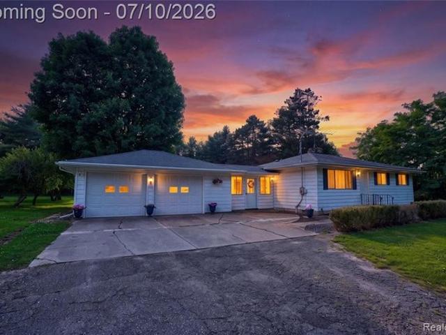 1715 N Oxford Rd, Oxford Township, MI 48371