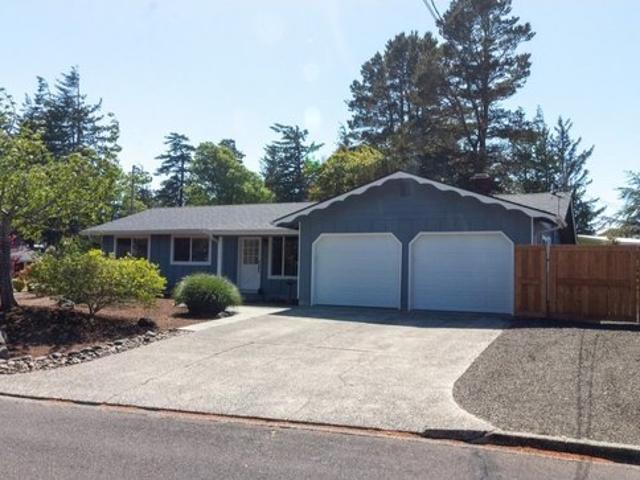 1715 W Park Dr, Florence, OR 97439