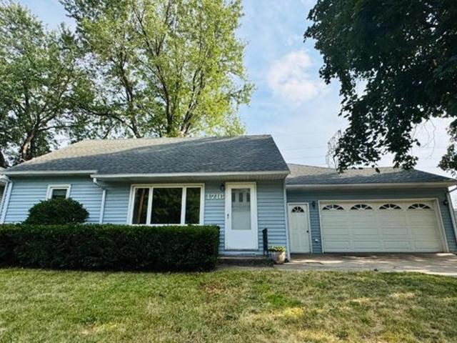 1716 Oakcrest Ave, Roseville, MN 55113