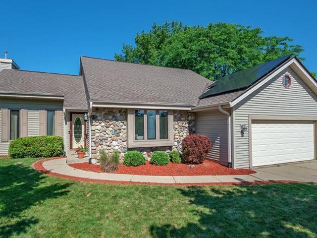 1716 Erin Ln, Waukesha, WI 53188