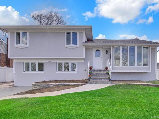 1716 White St, North Bellmore, NY 11710