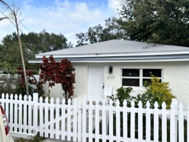 1717 NW 69th St, Miami, FL 33147