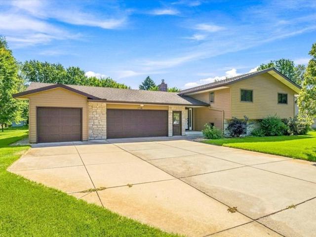 1718 Hazelwood Cir, Saint Cloud, MN 56303