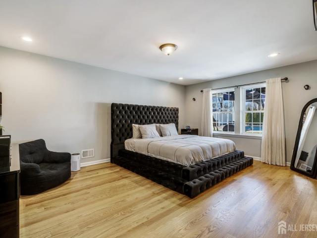 1718 W 4th Street W