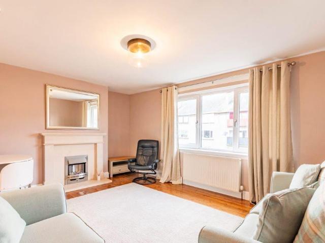 1718L Lady Nairne Loan, Edinburgh. 2 bed flat to rent £1,290 pcm £298 pw