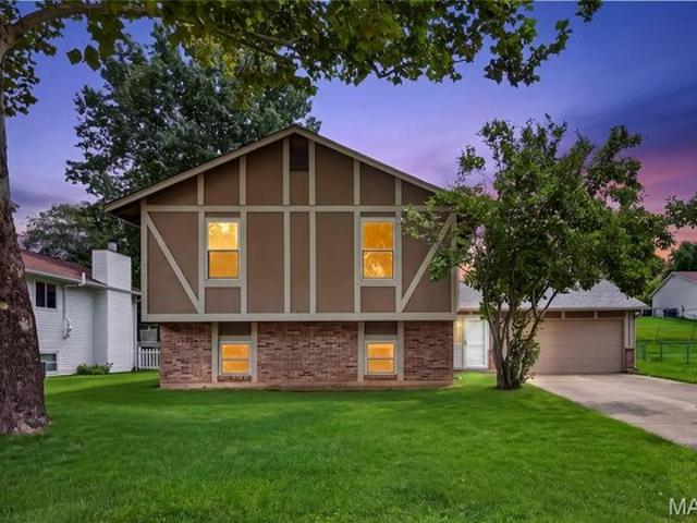 1719 Foxglove Dr, Saint Charles, MO 63303
