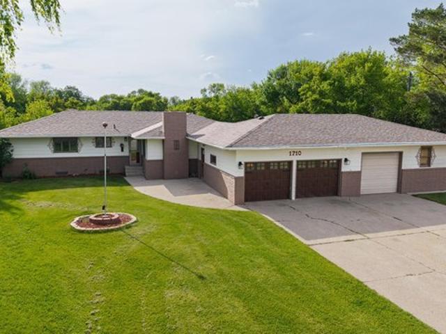 1710 Elmwood Pl, Jamestown, ND 58401