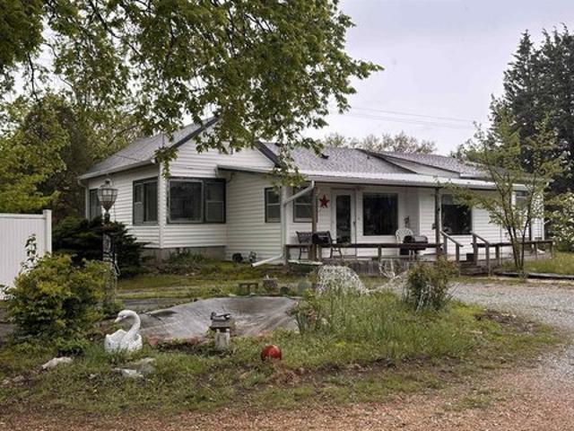1710 K St, Fairbury, NE 68352