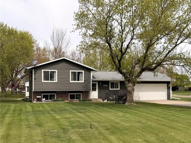 1710 River Rd, Windom, MN 56101