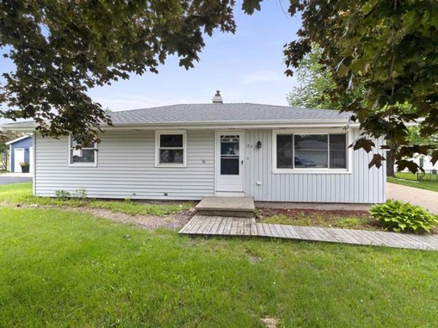 1711 Oriole St, New London, WI 54961