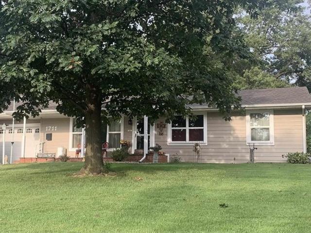 1711 3rd St, Clay Center, KS 67432